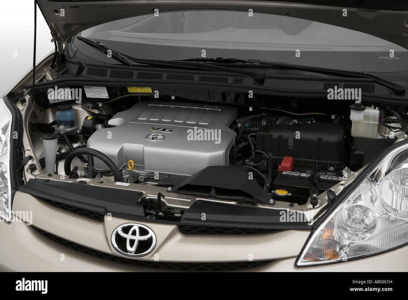 2007 Toyota Sienna LE in Beige - Engine Stock Photo - Alamy