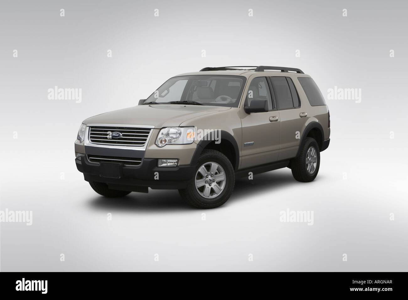 2007 Ford Explorer XLT in Gold - Front angle view Stock Photo - Alamy