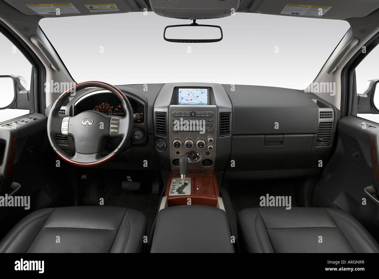 2007 Infiniti QX 56 in White - Dashboard, center console, gear shifter ...