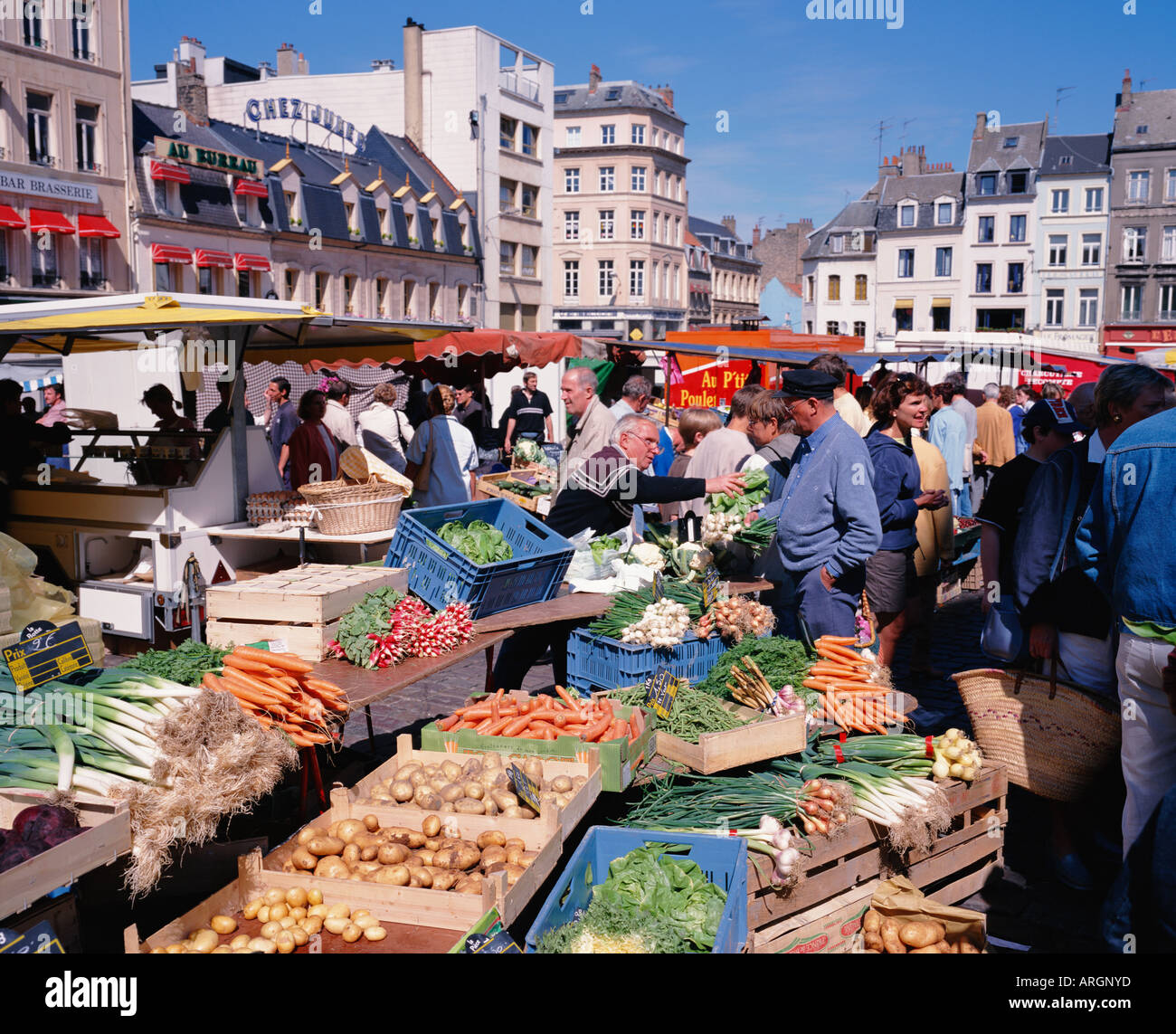 Farm market shoppers france hi-res stock photography and images - Alamy