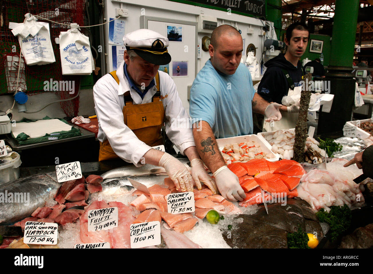 Fishmongers at Borough farmers market London Stock Photo - Alamy