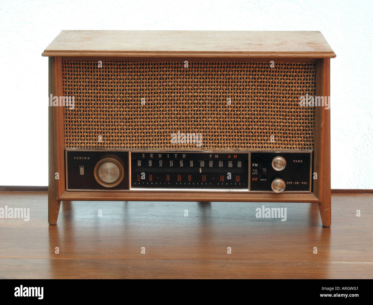 Antique Wooden Vacuum Tube Radio Set Stock Photo - Alamy
