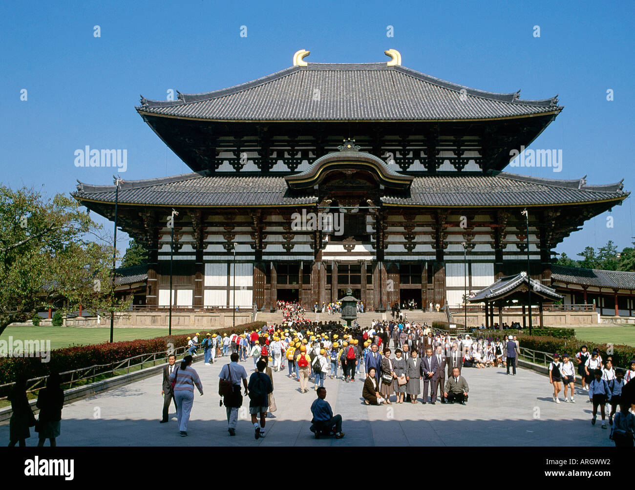 Crowds of visitors approaching the Main Hall Daibutsu den the largest ...