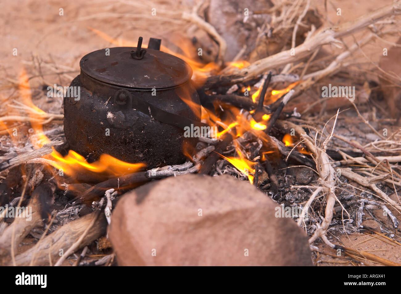 wadi rum jordan desert. Tea making Stock Photo - Alamy