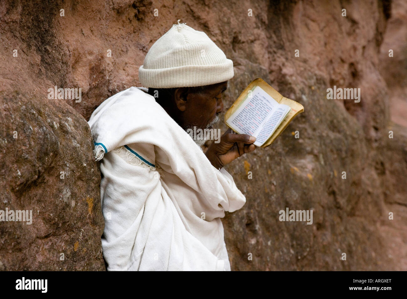 Monk reading bible hi-res stock photography and images - Alamy