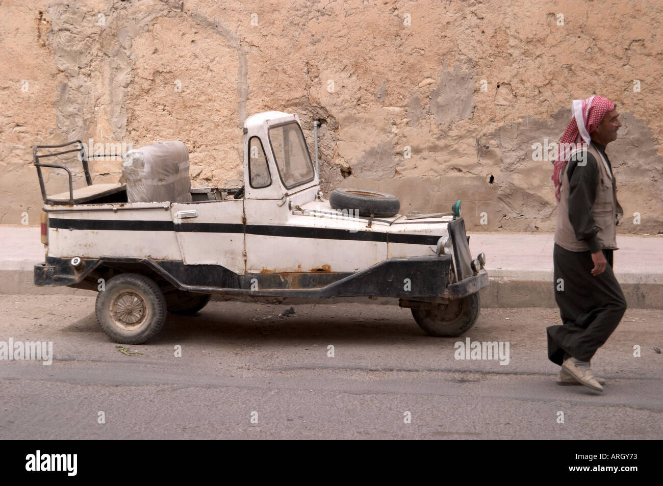 Palmyra Syria Strange arabic car Stock Photo - Alamy