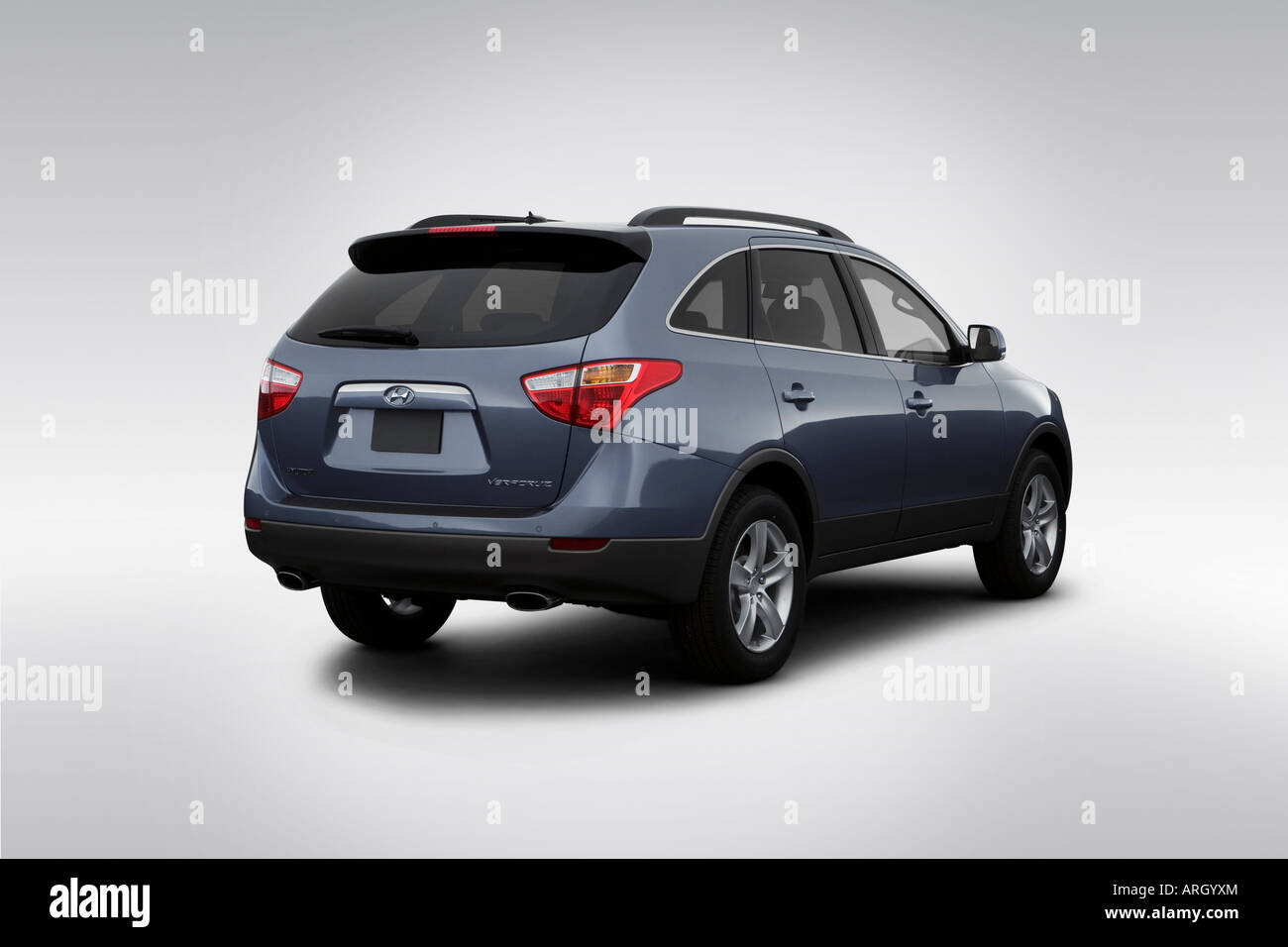 2007 Hyundai Veracruz SE in Blue - Rear angle view Stock Photo - Alamy