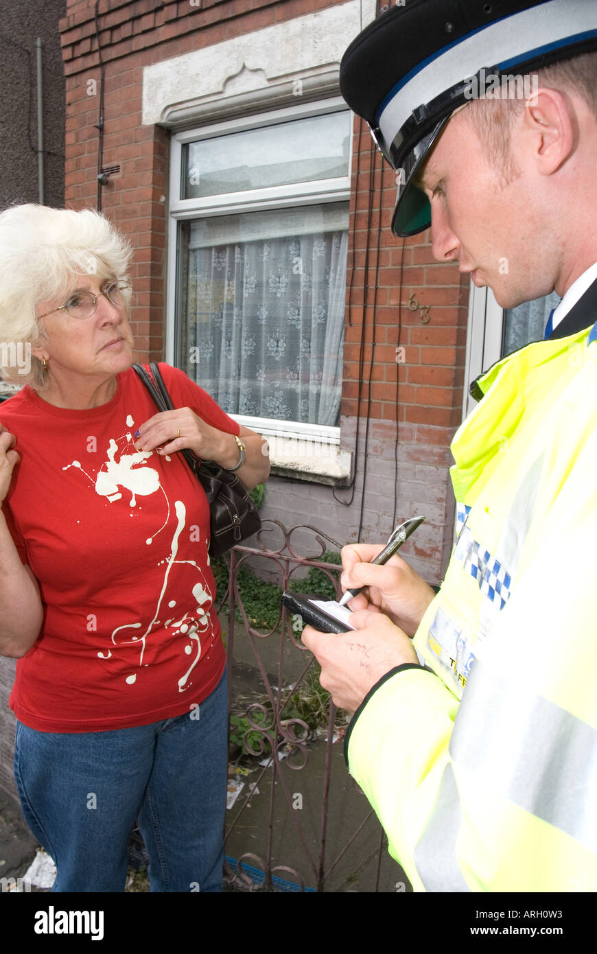 Police officer talking to a victim hi-res stock photography and images ...