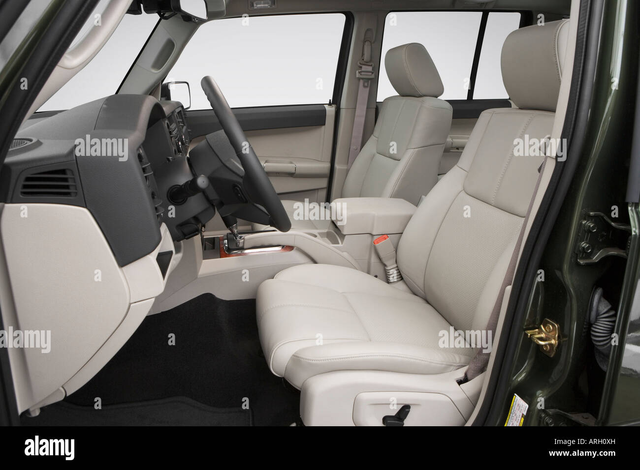 2007 Jeep Commander Limited in Green - Front seats Stock Photo - Alamy