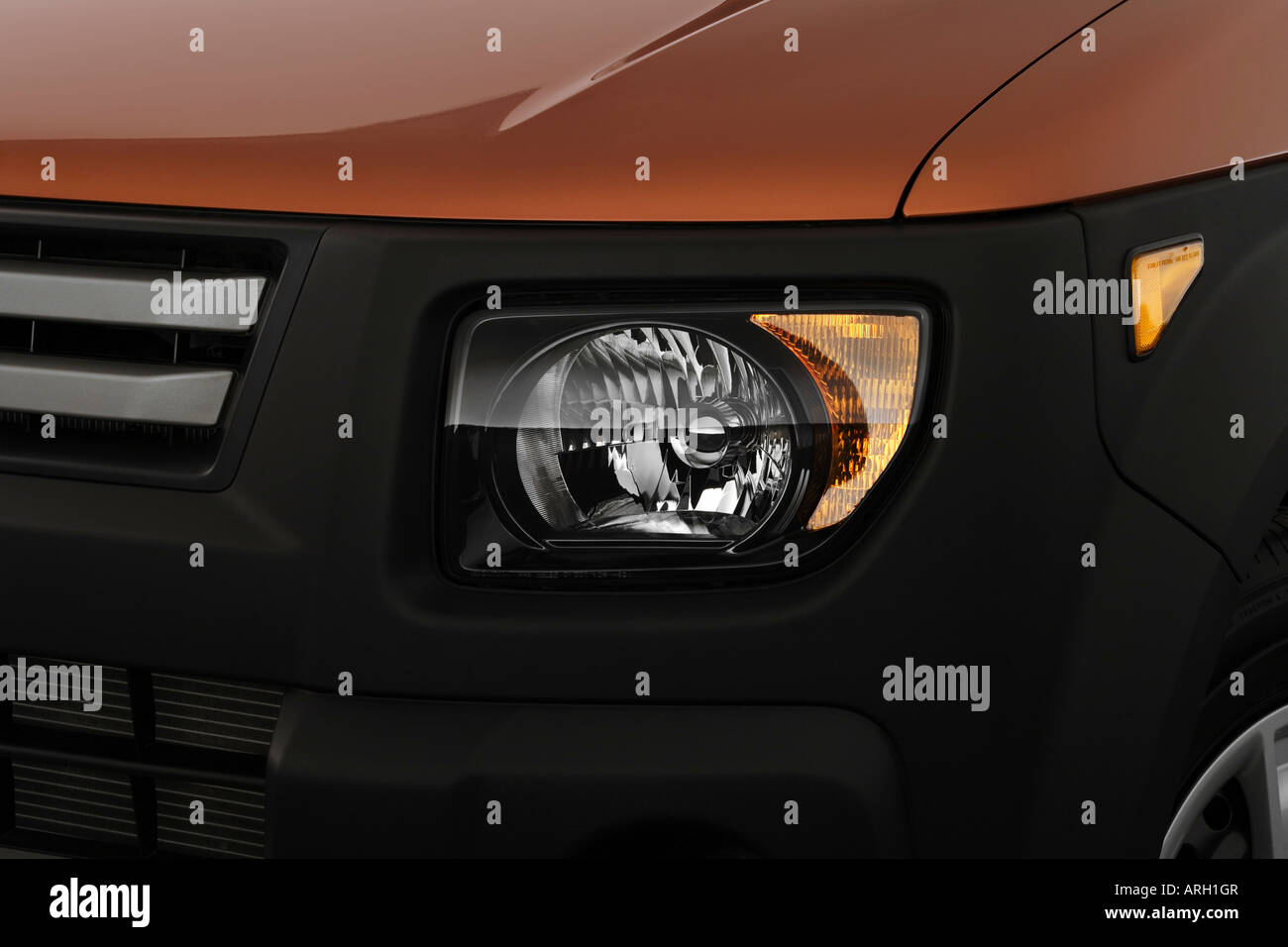 2007 Honda Element LX in Orange - Headlight Stock Photo - Alamy