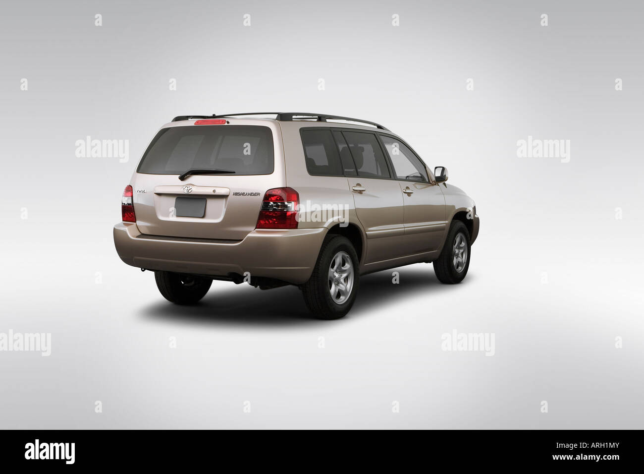 2007 Toyota Highlander in Gold - Rear angle view Stock Photo - Alamy