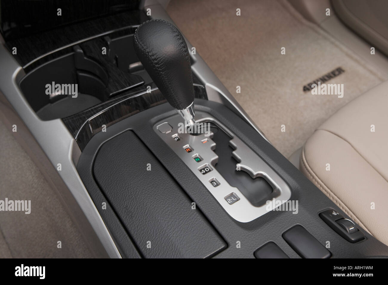 2007 Toyota 4Runner Limited in Brown - Gear shifter/center console ...