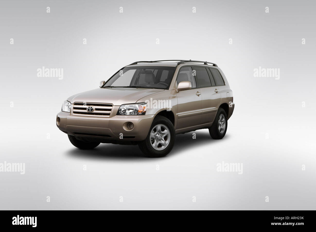 2007 Toyota Highlander in Gold - Front angle view Stock Photo - Alamy