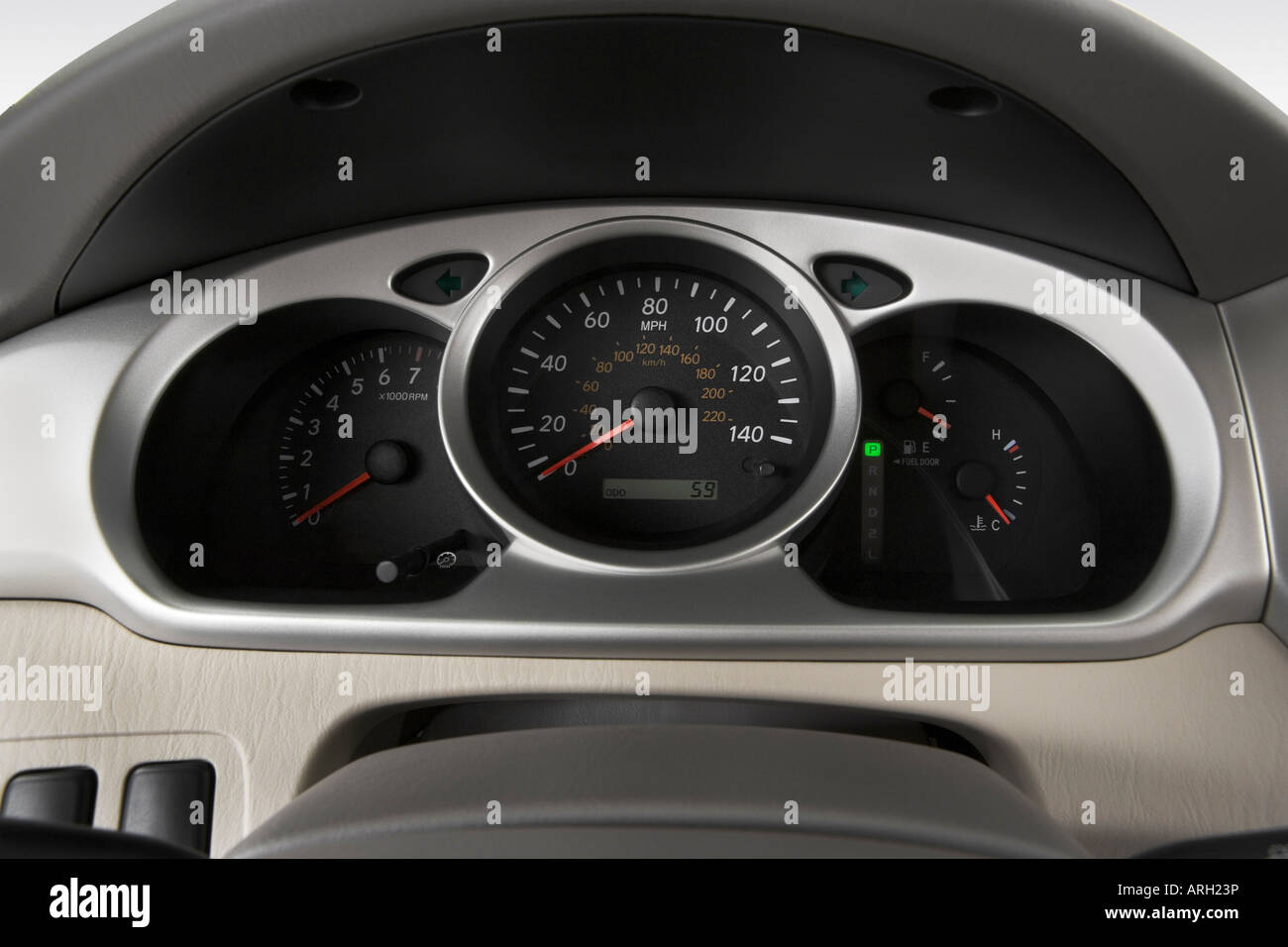2007 Toyota Highlander in Gold - Speedometer/tachometer Stock Photo - Alamy