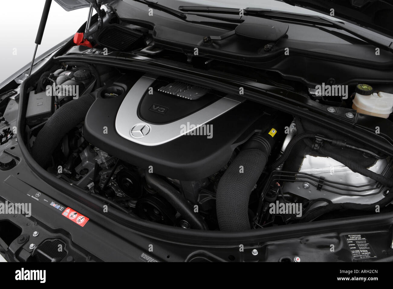 2007 Mercedes-Benz R 350 4Matic in Silver - Engine Stock Photo - Alamy