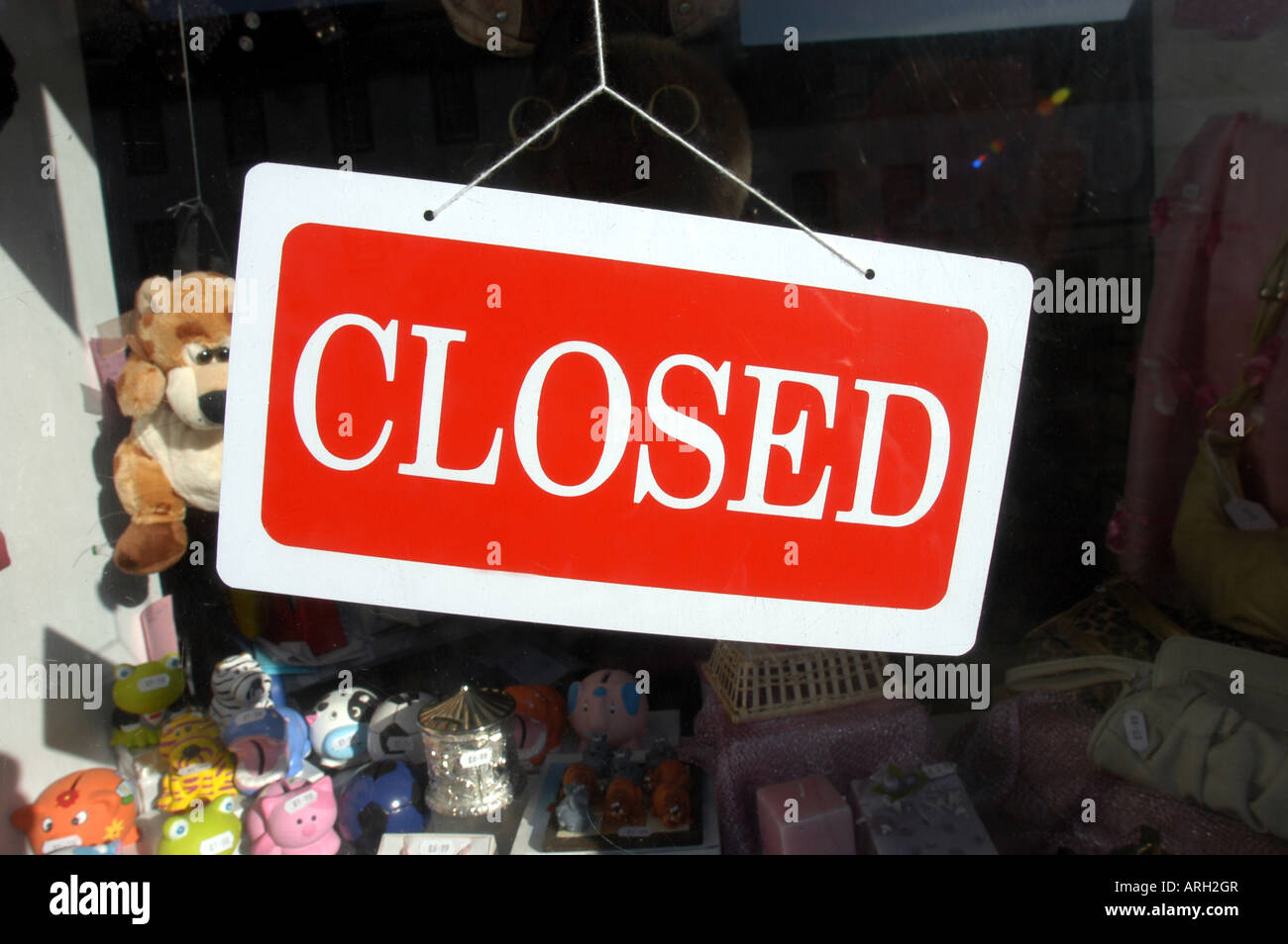 A shop displaying a closed sign Stock Photo - Alamy