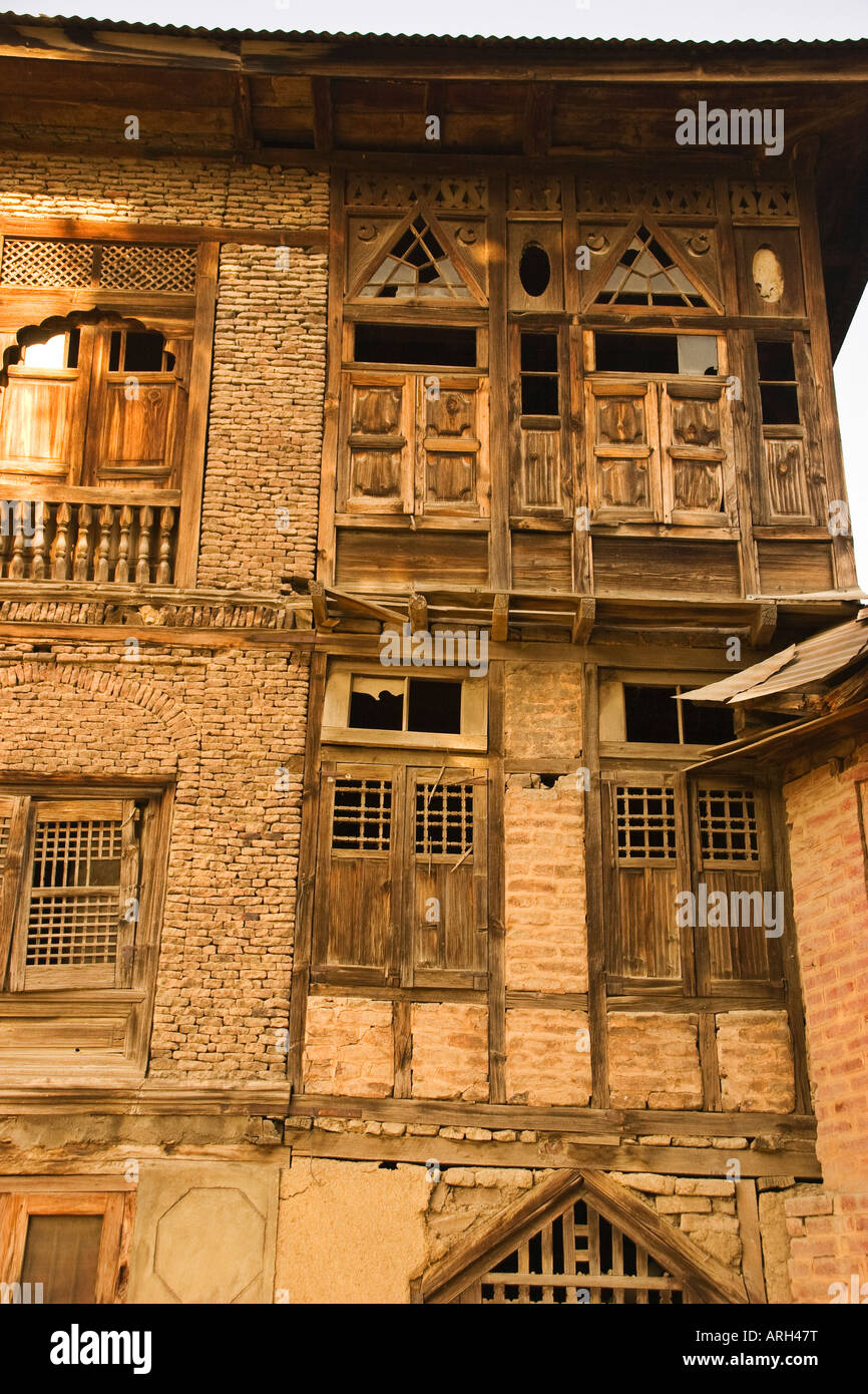 Traditional wooden shuttered building in Srinagar Stock Photo - Alamy