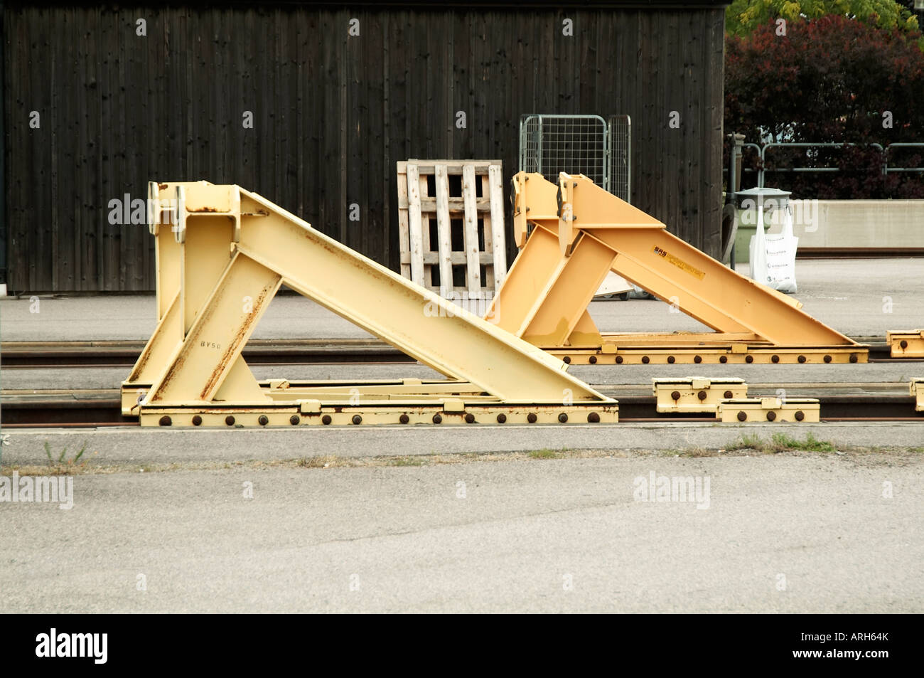 buffer buffers train tracks end of the line halt Stock Photo - Alamy