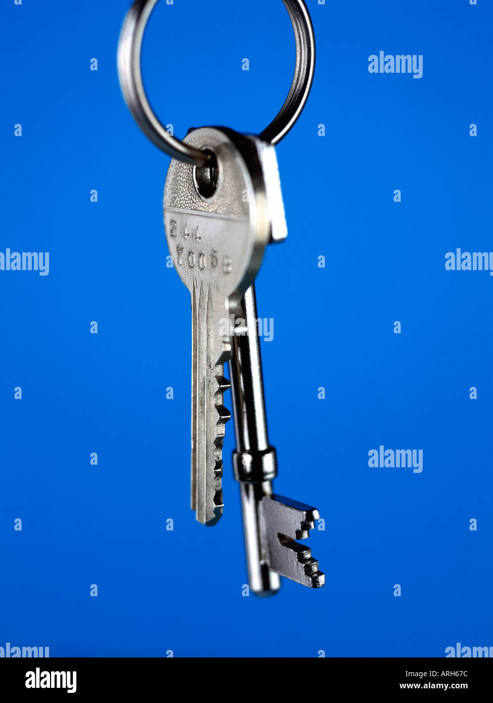 front door house keys Stock Photo - Alamy