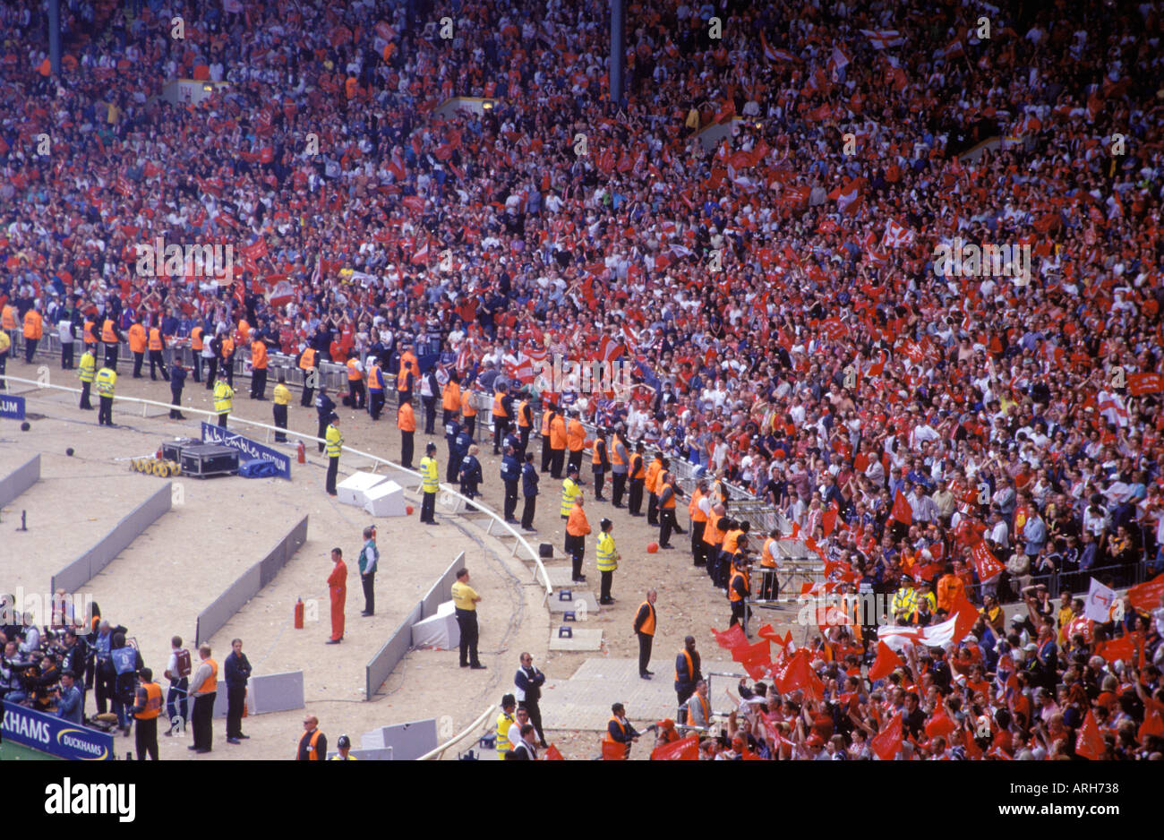 Huge crowd at wembley stadium hi-res stock photography and images - Alamy