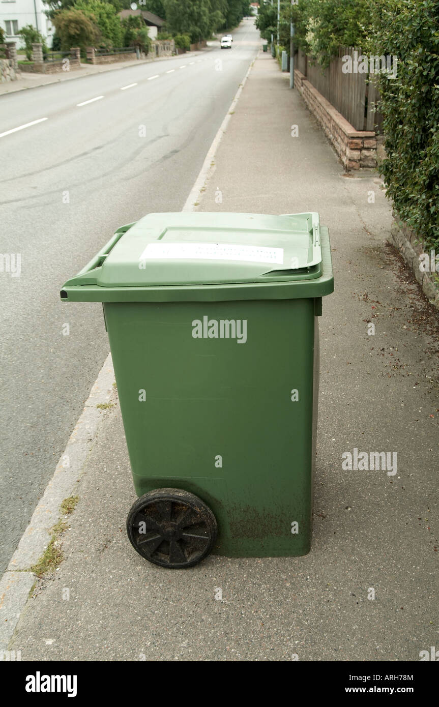wheelie bin trash can rubbish collection waste Stock Photo - Alamy