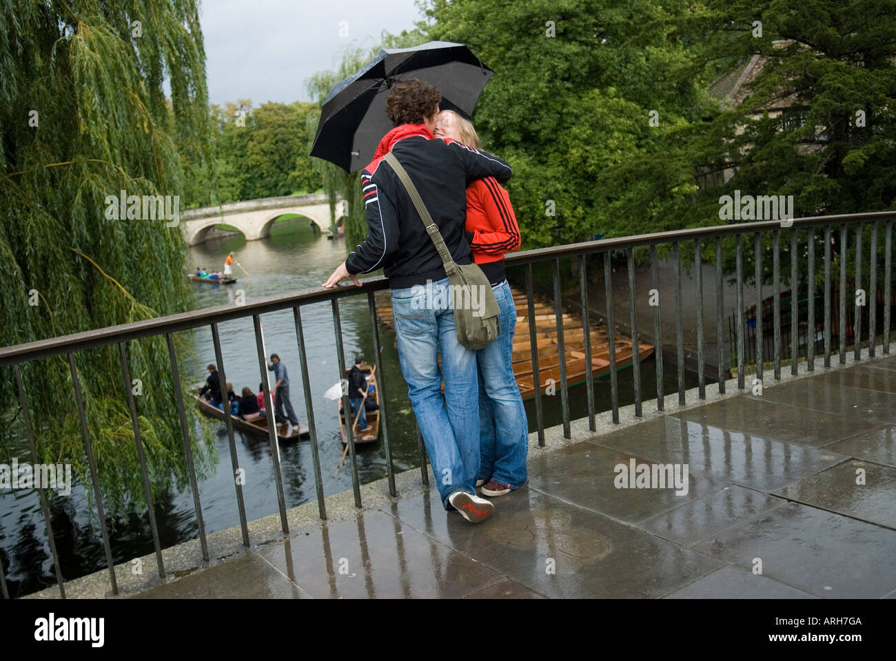CAMBRIDGE UNIVERSITY ENGLAND KISS OVER THE CAM IN CAMBRIDGE IN THE ...
