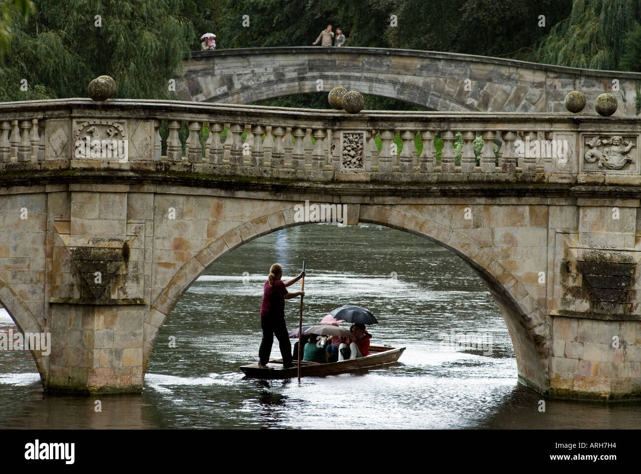 CAMBRIDGE UNIVERSITY ENGLAND THE RIVER CAM AND CLARE BRIDGE IN THE ...