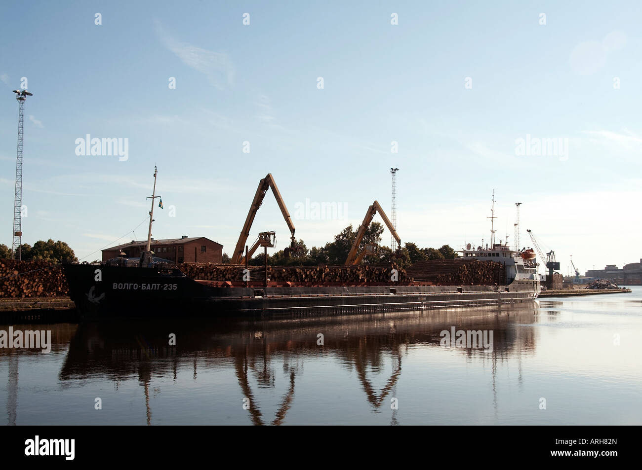 crane loading boat export timber log wood Stock Photo - Alamy