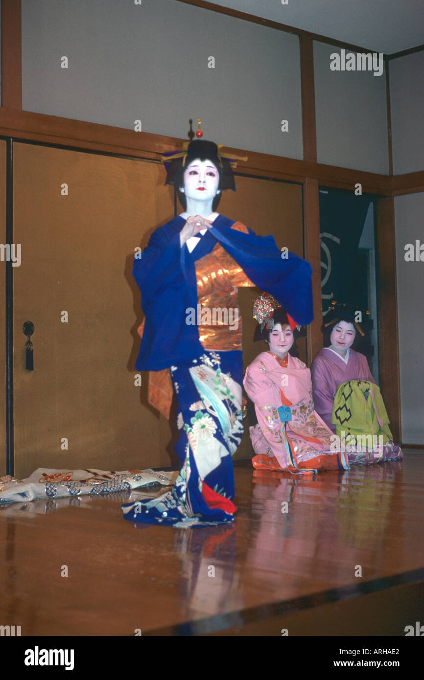 Kabuki dance hi-res stock photography and images - Alamy