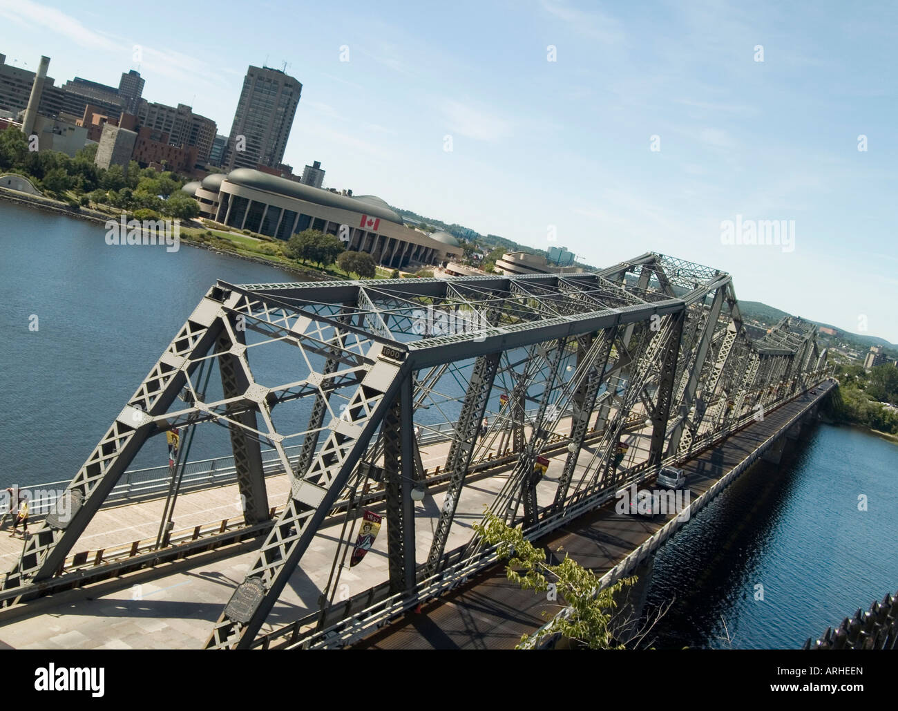 The Alexandra Bridge that crosses the Ottawa River from Nepean Point in ...
