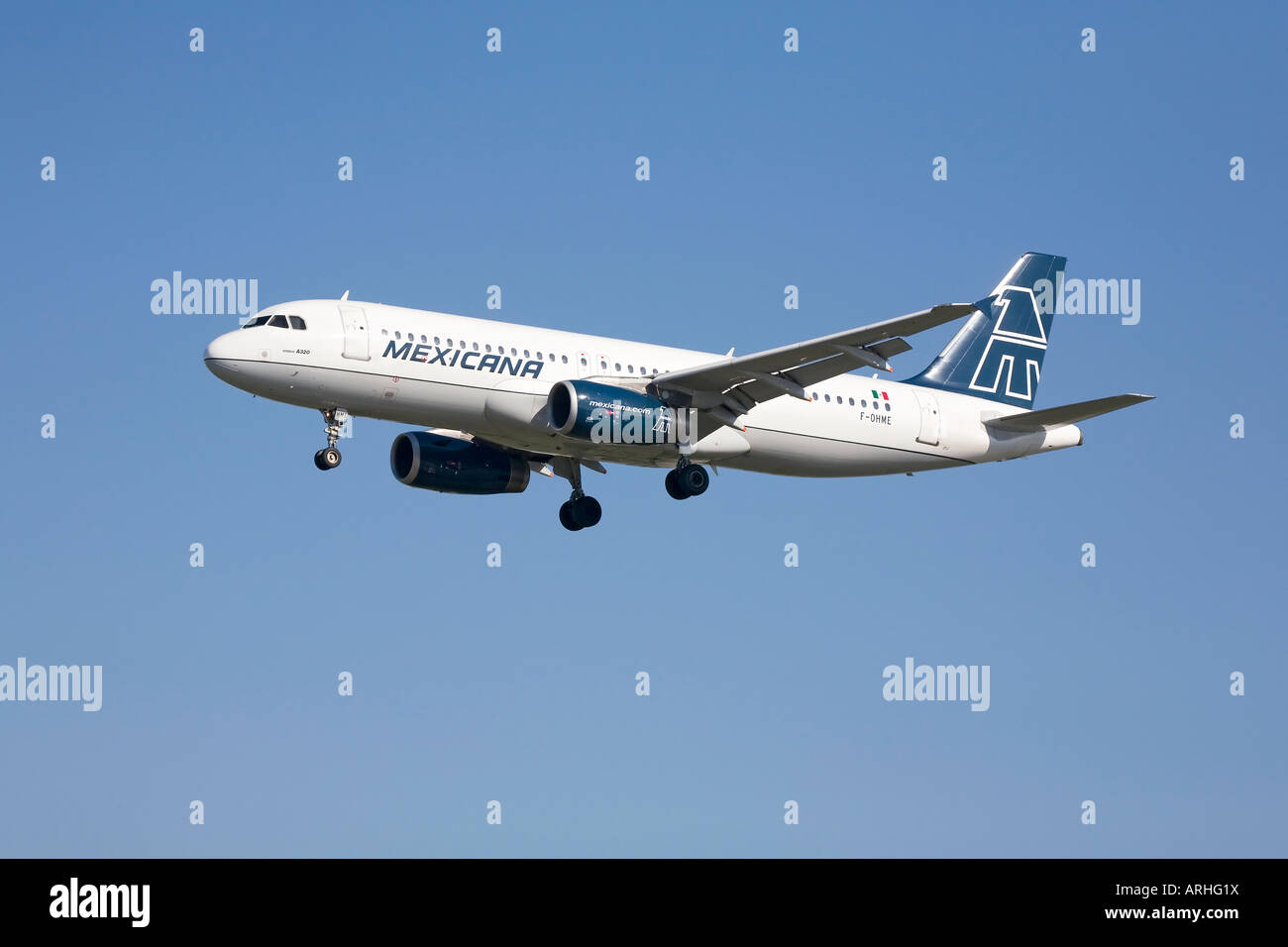 An Airbus A320 of the mexican airline Mexicana on final approach Stock ...