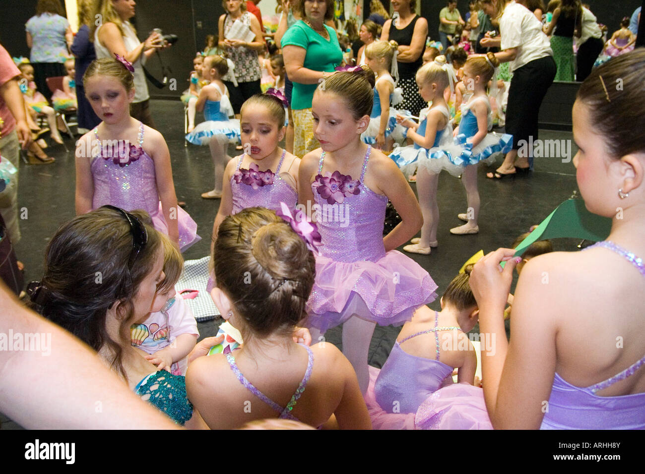 Ballet dancers backstage hi-res stock photography and images - Alamy Ballet dancers backstage hi-res stock photography and images - Alamy