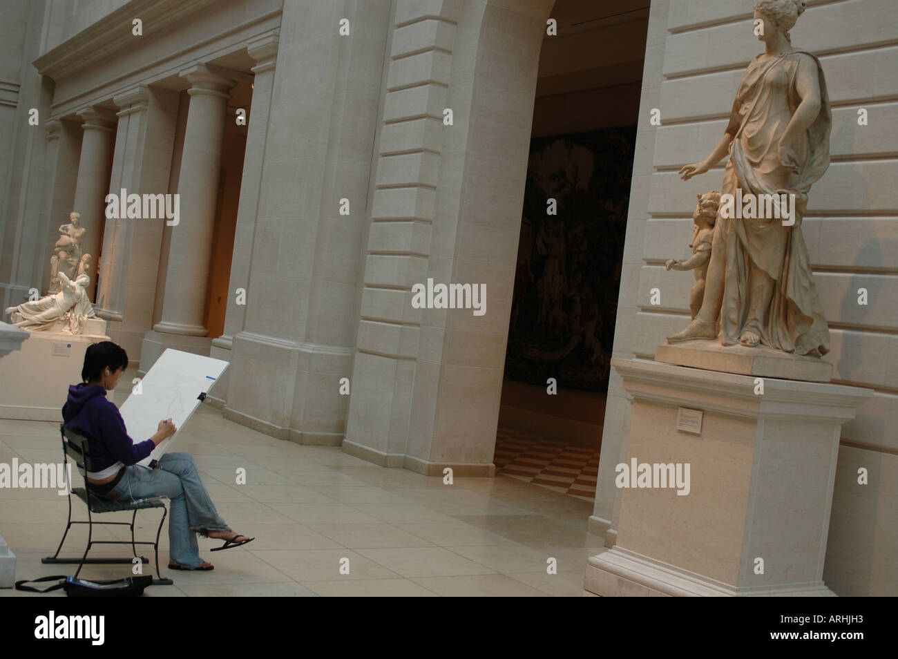 NYC STUDENT SKETCHING IN THE METROPOLITAN MUSEUM OF ART STATUE ...