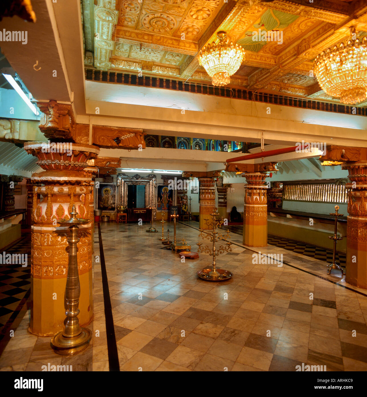 Hindu temple interior hi-res stock photography and images - Alamy