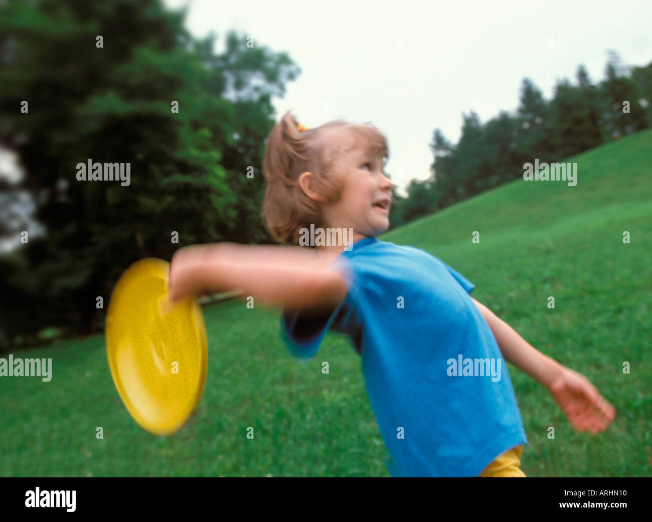 girl throwing frisbee MR8373 Stock Photo - Alamy