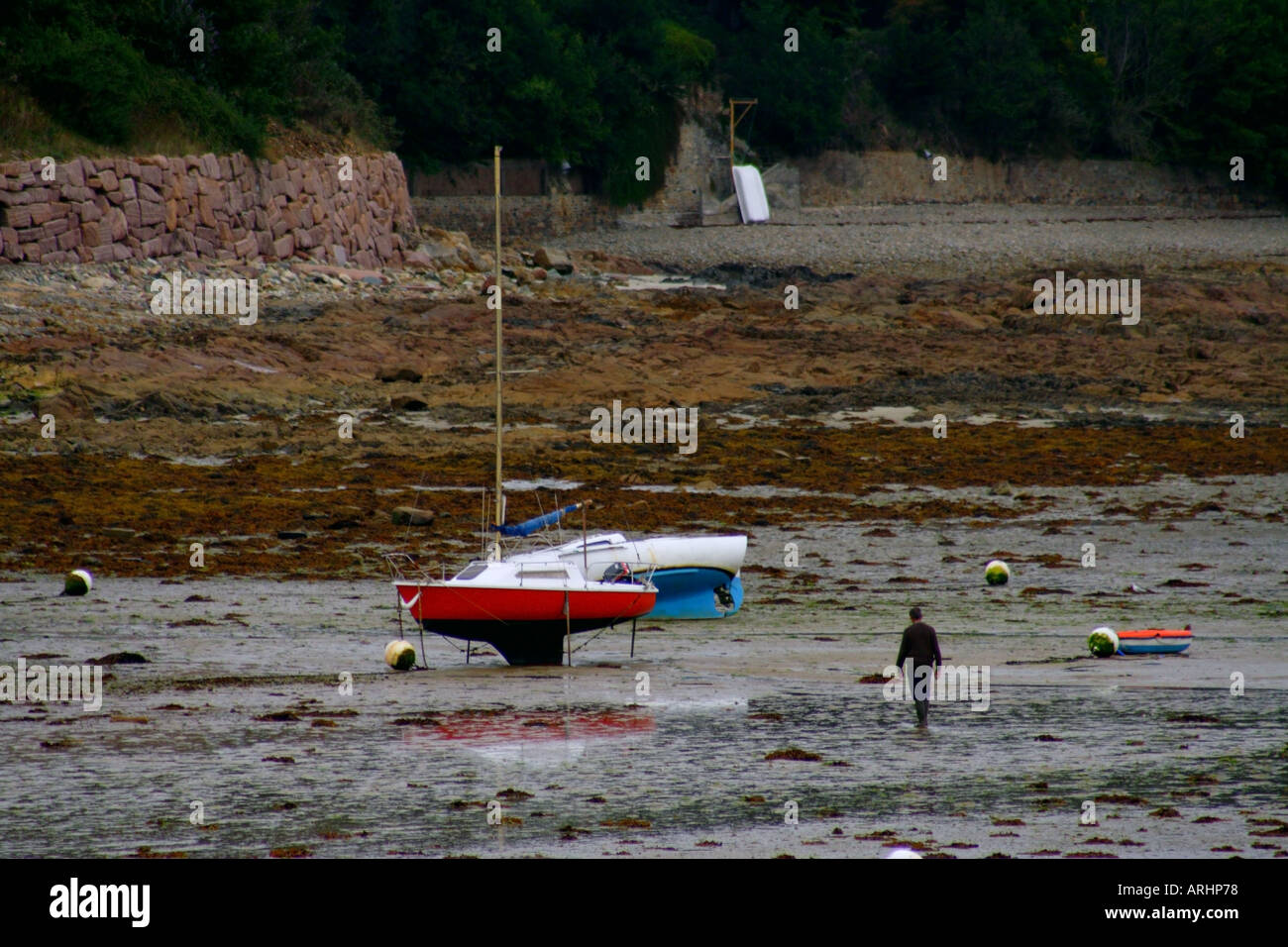 Ships at the shore at low tide Stock Photo - Alamy