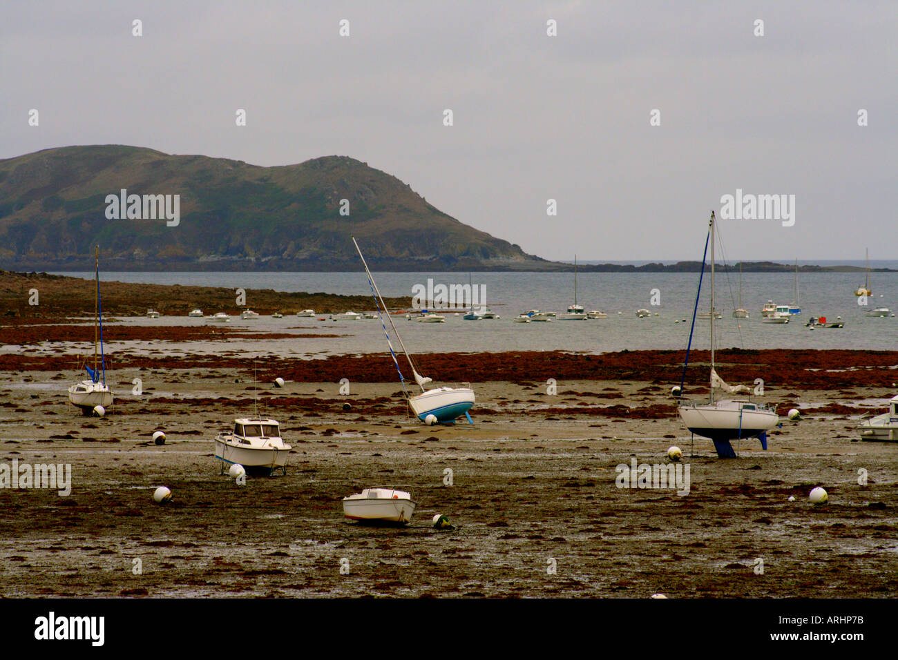 Ships at the shore at low tide Stock Photo - Alamy