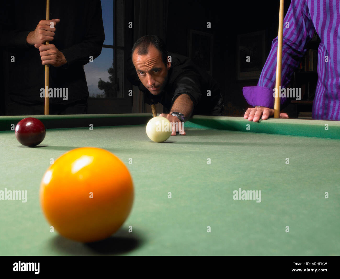 Men playing snooker Stock Photo - Alamy