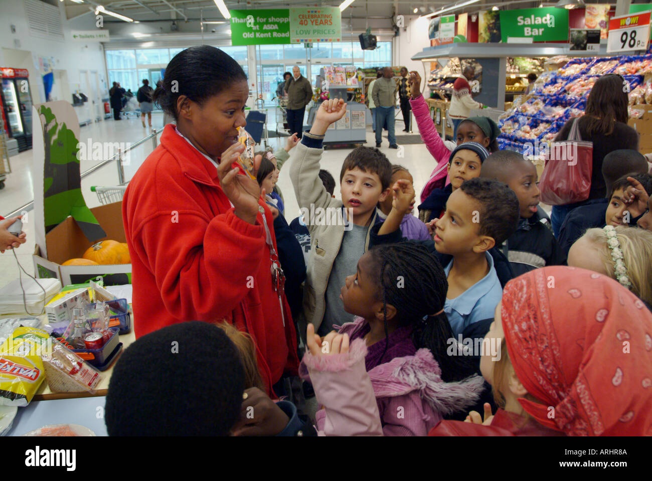 ASDA COMMUNITY OFFICER EXPLAINING THE DFFERENCES BETWEEN JUNK FOOD AND ...