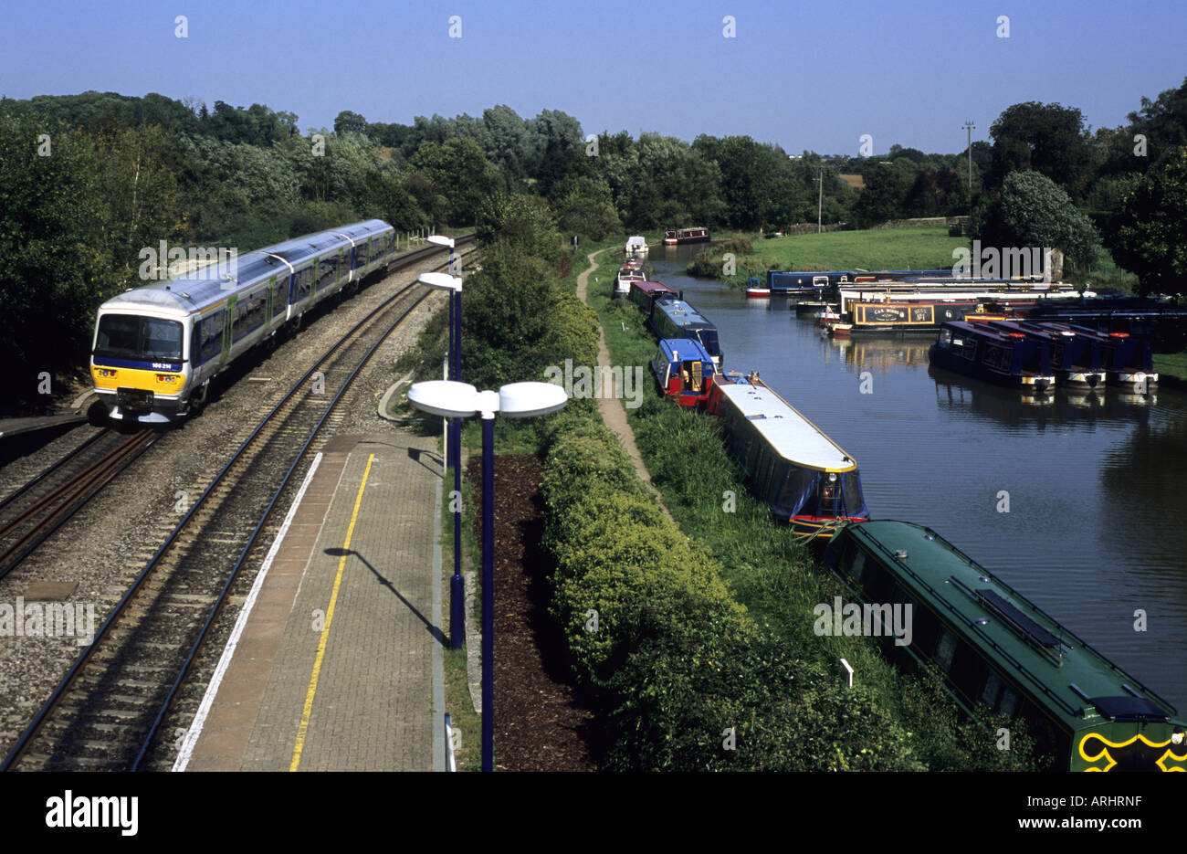 First Great Western Link train alongside Oxford Canal at Heyford ...