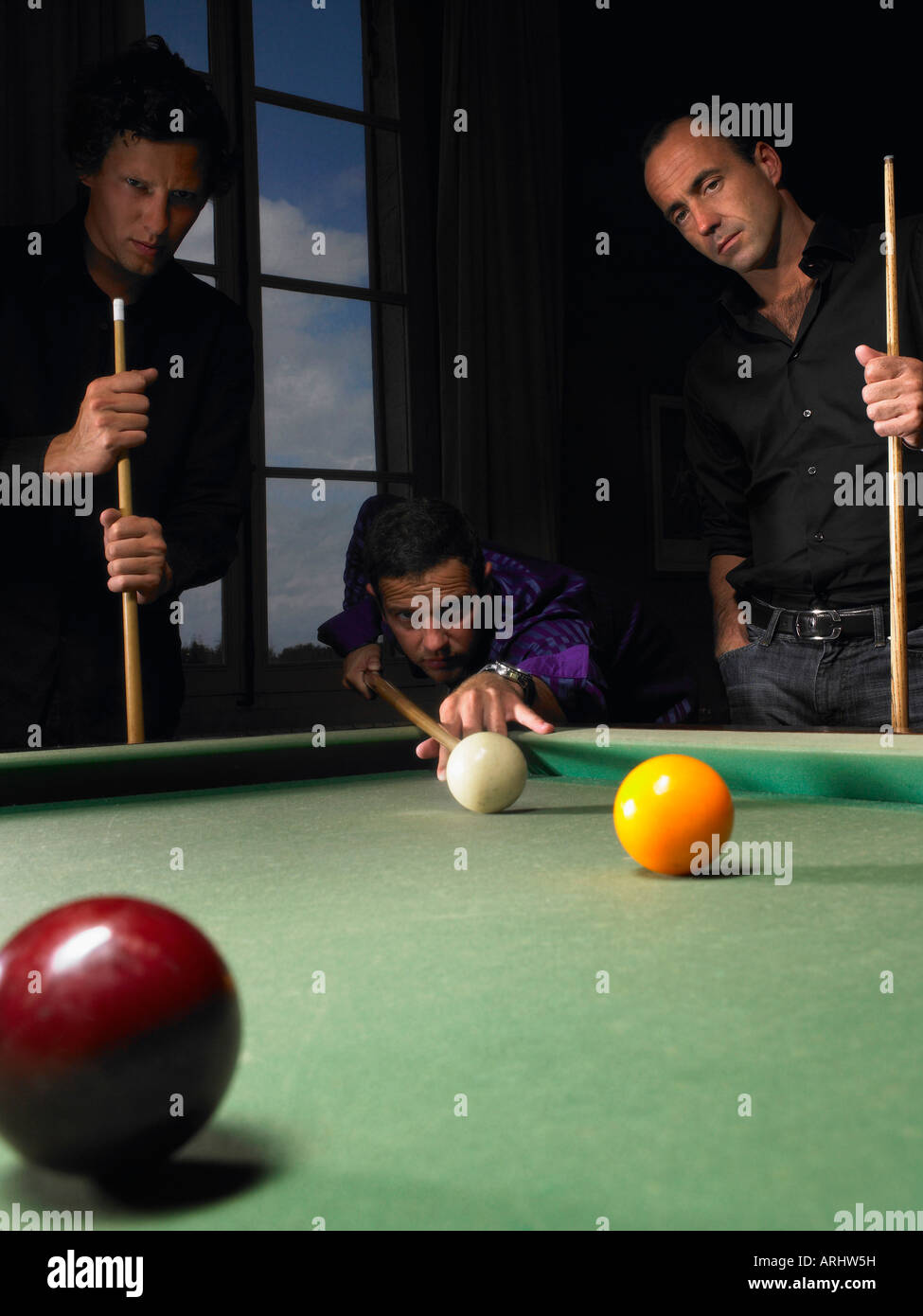 Men playing snooker Stock Photo - Alamy