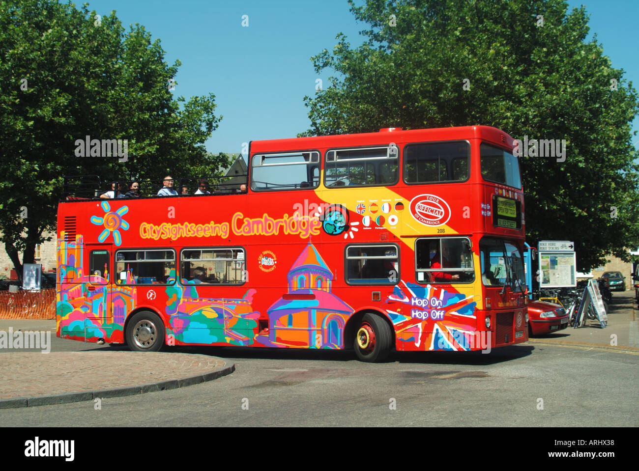 Cambridge university town open top tour bus and tourists Stock Photo ...