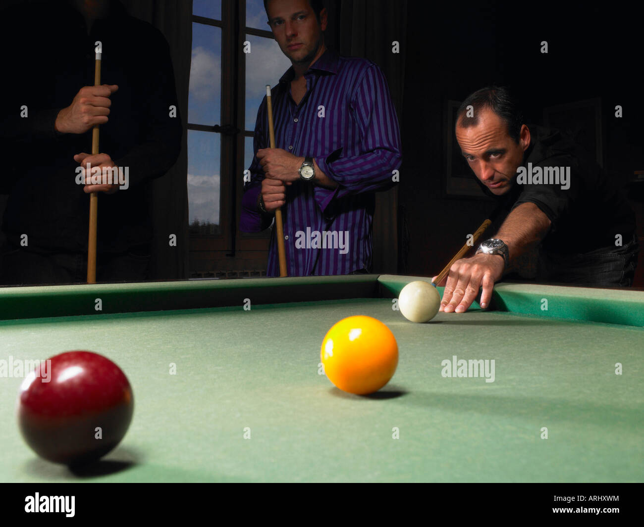 Men playing snooker Stock Photo - Alamy