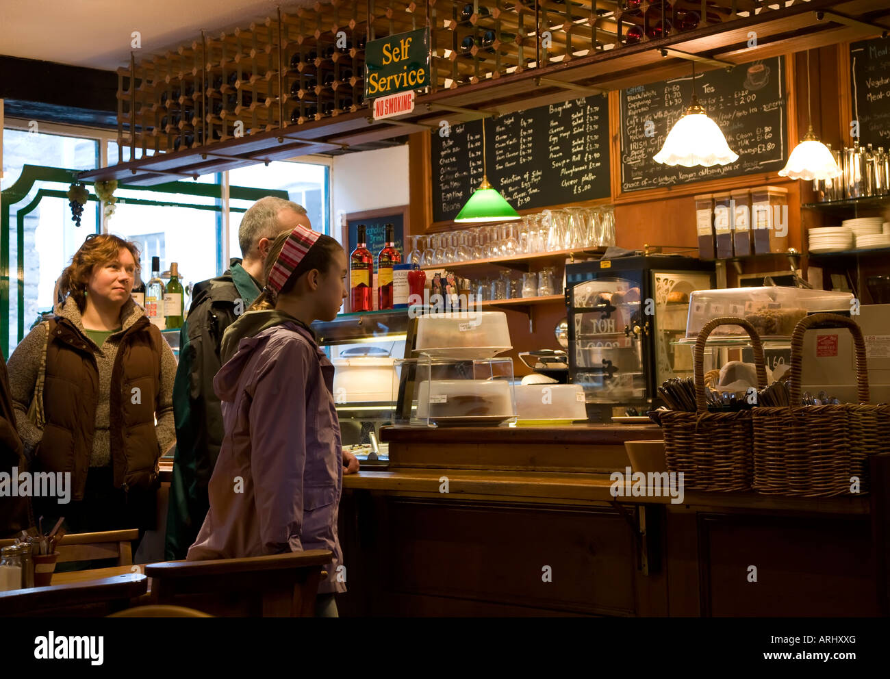Family ordering food hi-res stock photography and images - Alamy