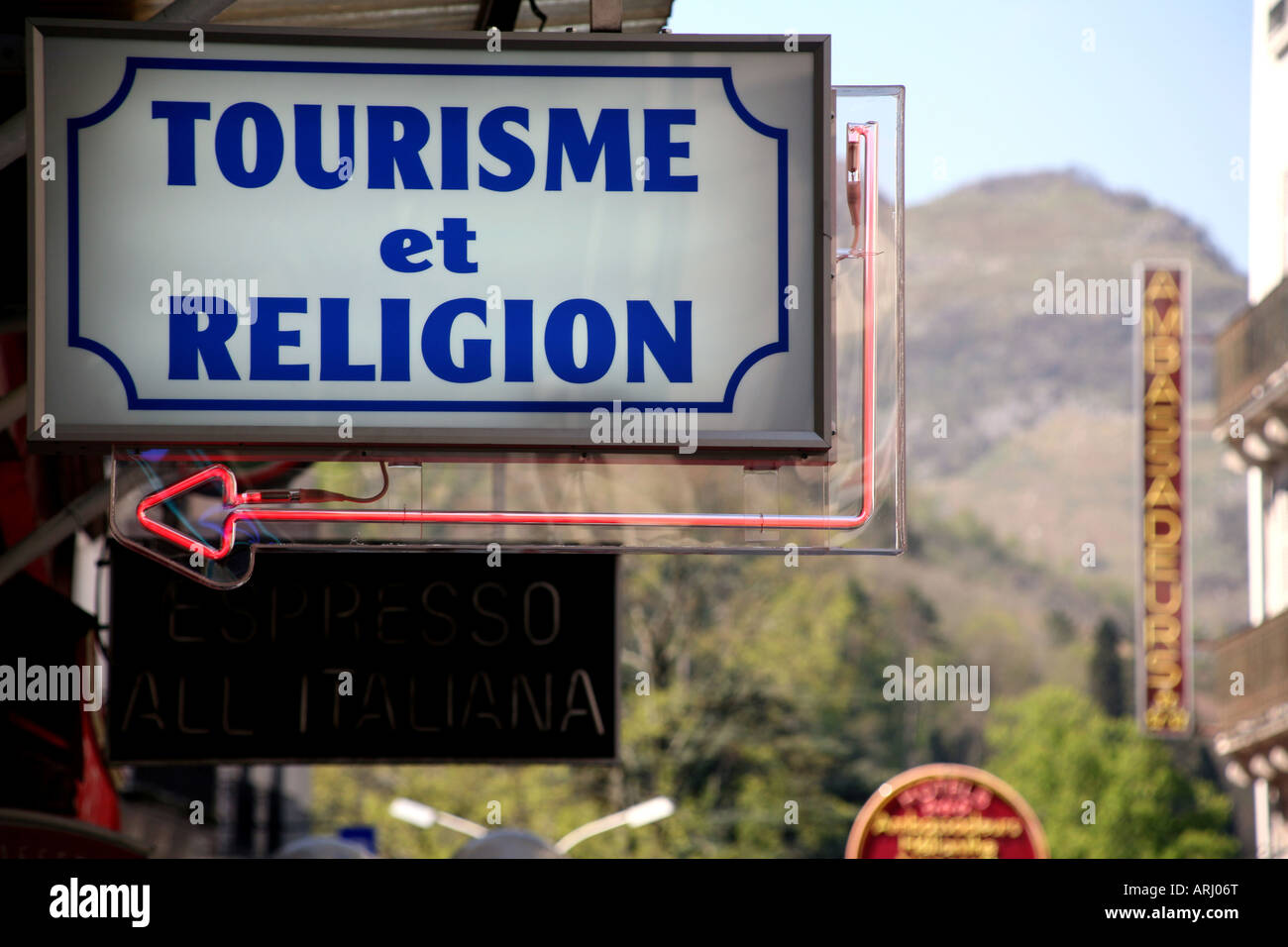 Arrow sign of lourdes hi-res stock photography and images - Alamy