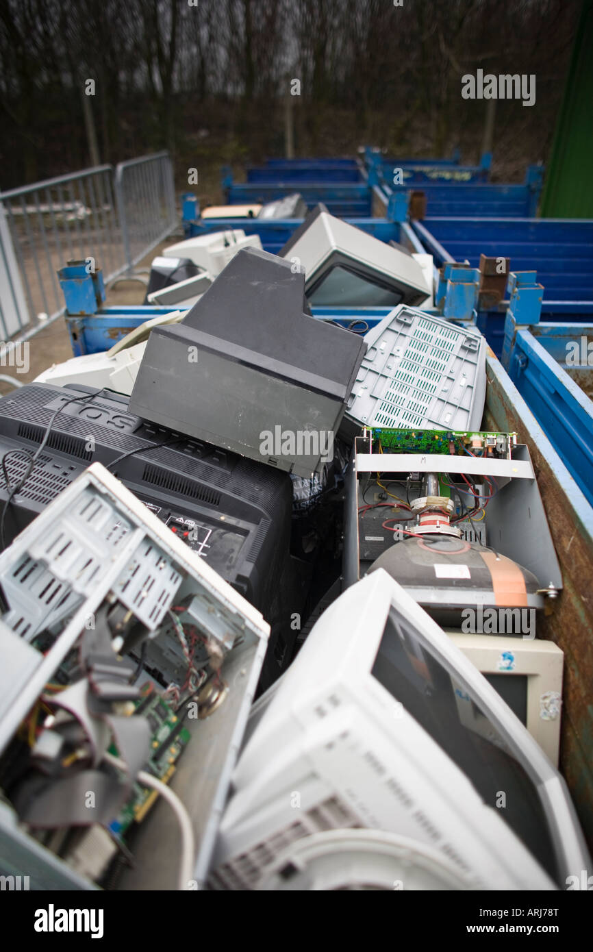 Old tv broken screen hi-res stock photography and images - Alamy