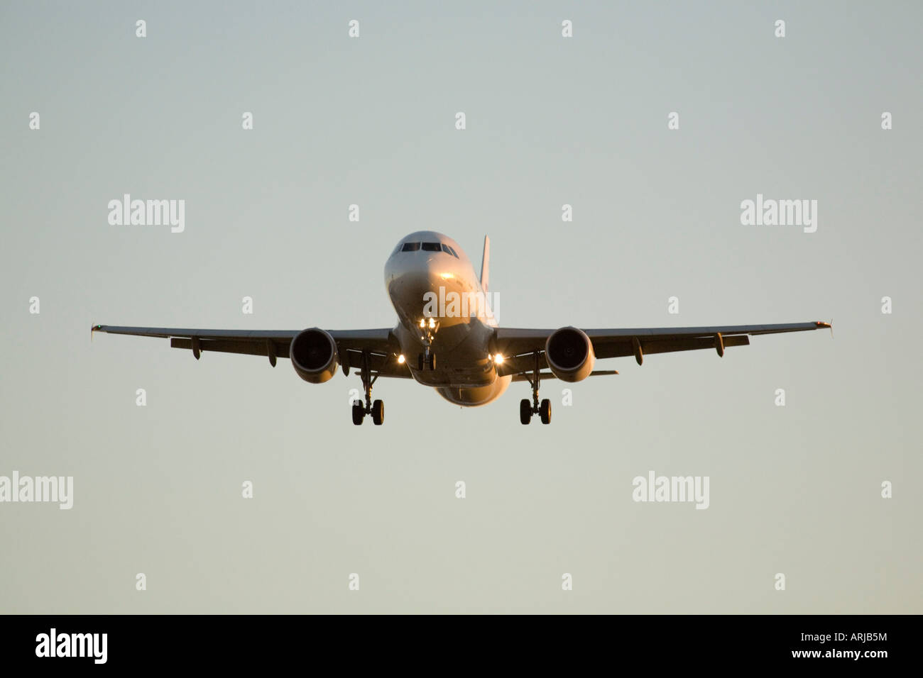 Plane landing approach hi-res stock photography and images - Alamy