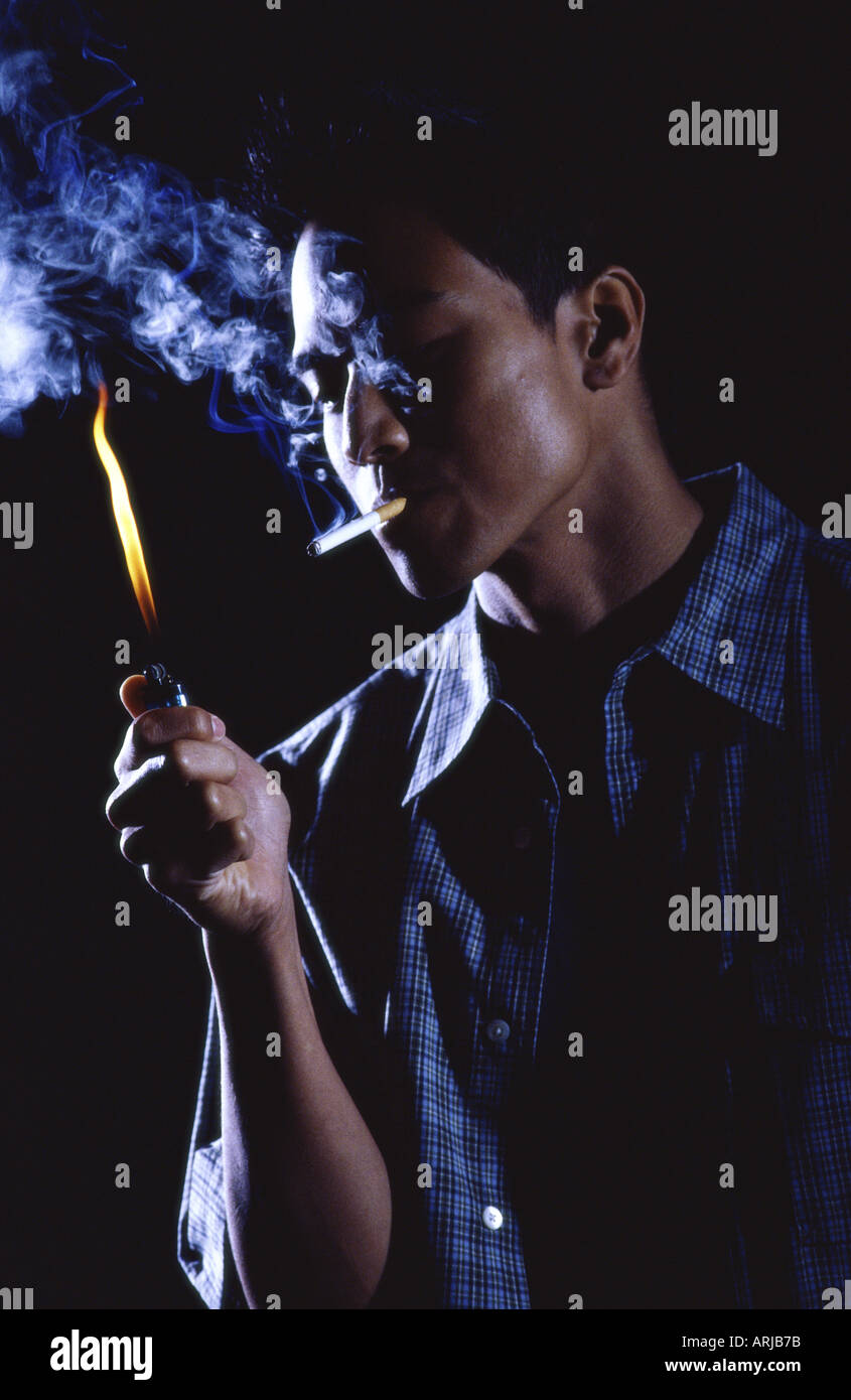 Teens smoking cigarettes hi-res stock photography and images - Alamy