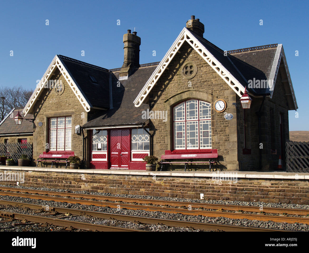 victorian railway station platform waiting room Stock Photo - Alamy