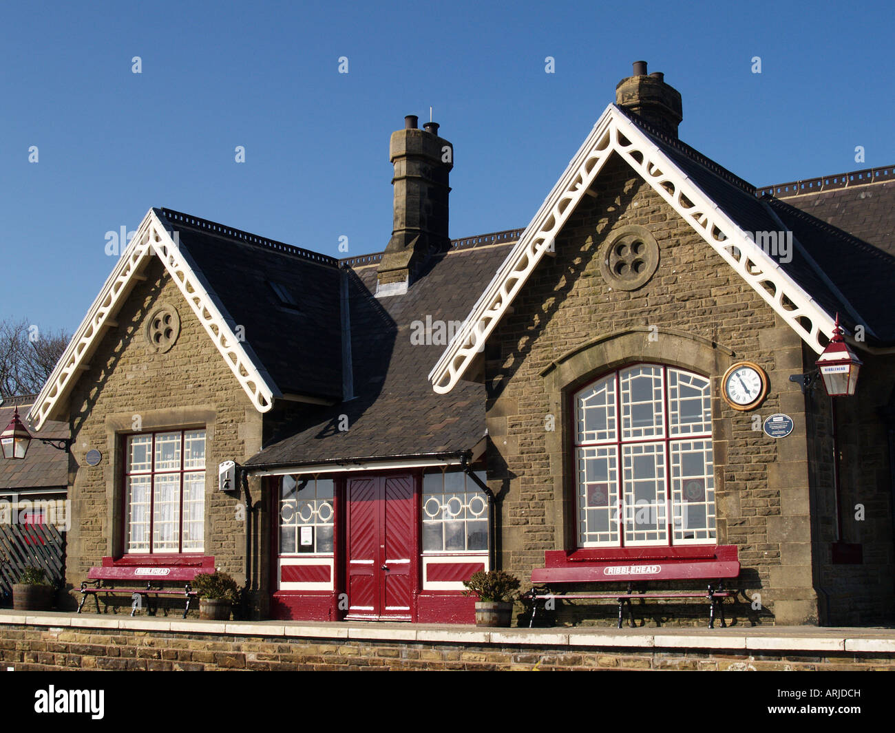victorian railway station platform waiting room Stock Photo - Alamy